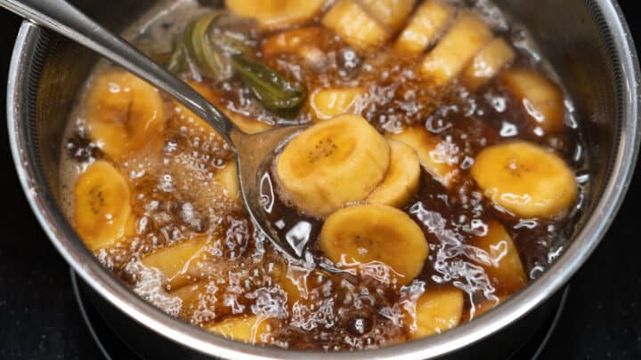 Saging con Yelo (Sweetened Bananas with Ice and Milk)